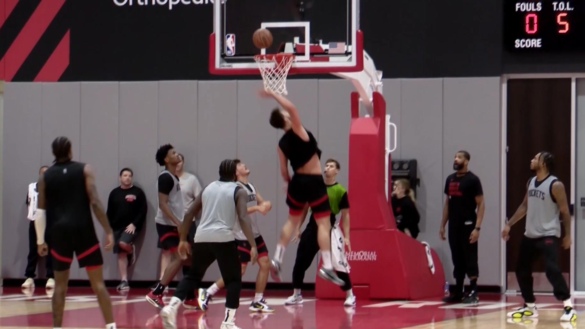 Houston Rockets fan makes half-court shot for $25,000 | khou.com