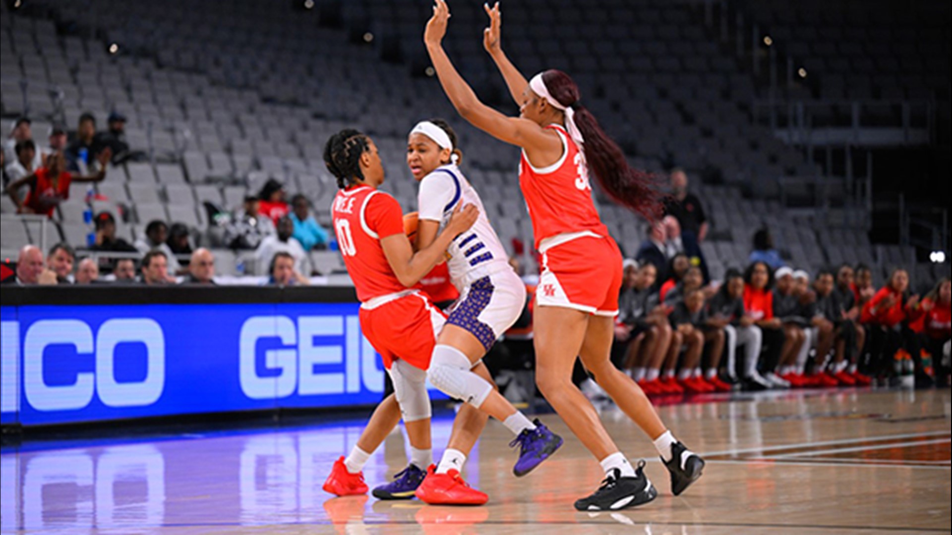 Houston Lady Cougars basketball team falls in AAC final | khou.com