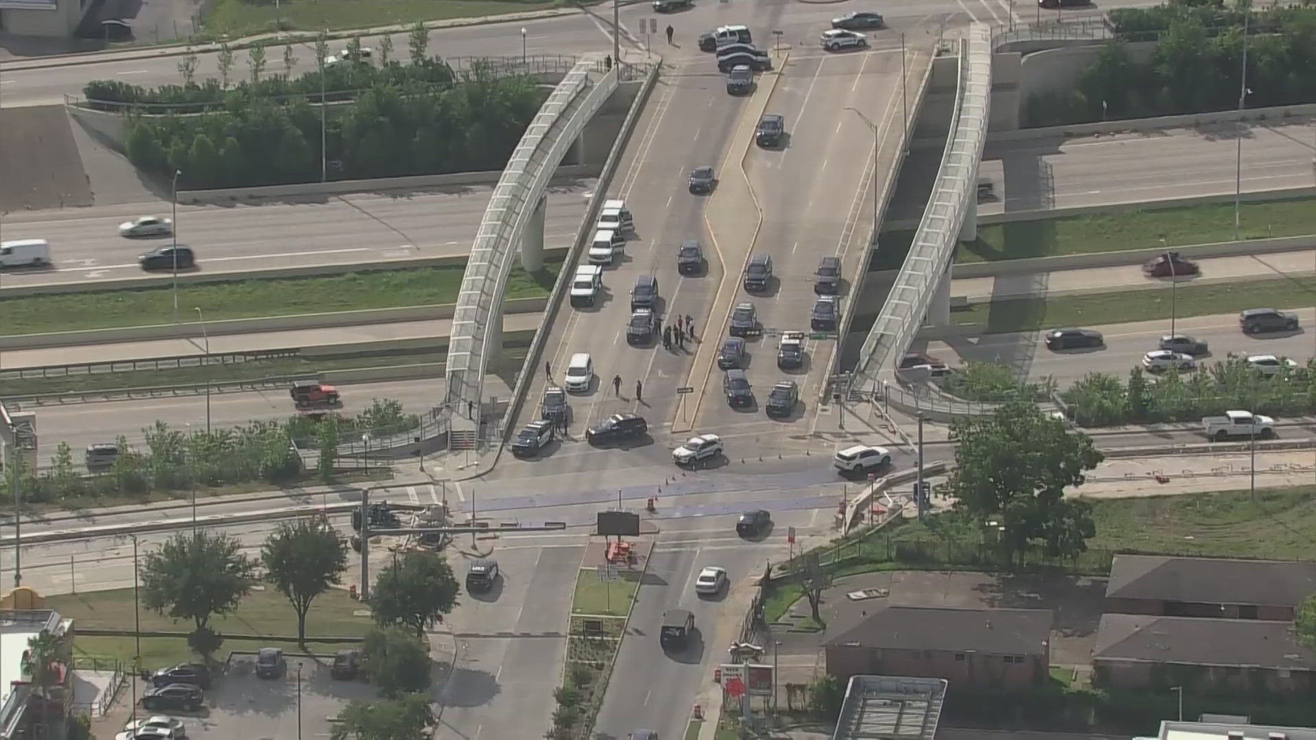 Houston police officer shoots machete-wielding suspect, man dies | khou.com