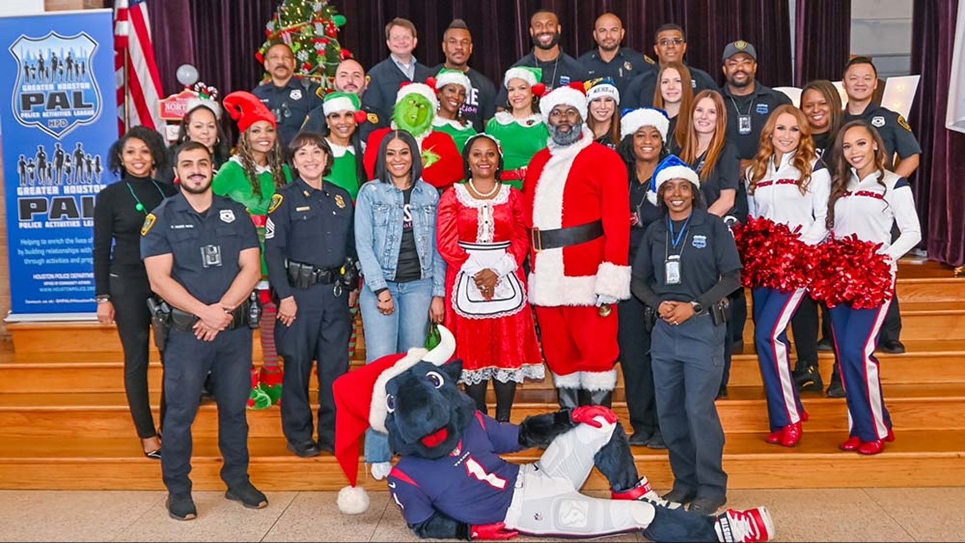 Houston, Texas: Santa delivers toys to kids at Young Elementary | khou.com