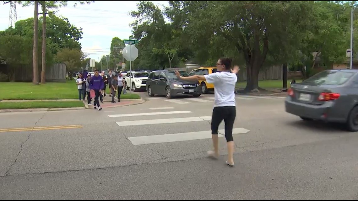 Chaos at the crosswalks? Moms step in as HISD crossing guards | khou.com