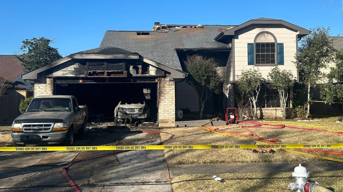 Firefighter injured battling house fire in Sugar Land neighborhood ...