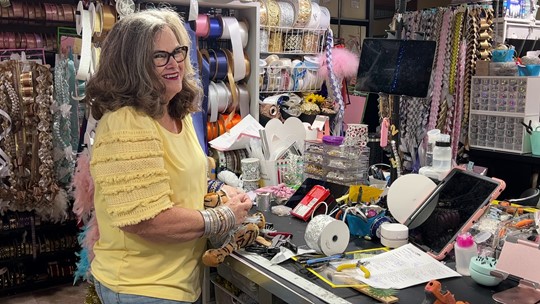 Texas-sized homecoming mum tradition fuels women-owned small biz | khou.com