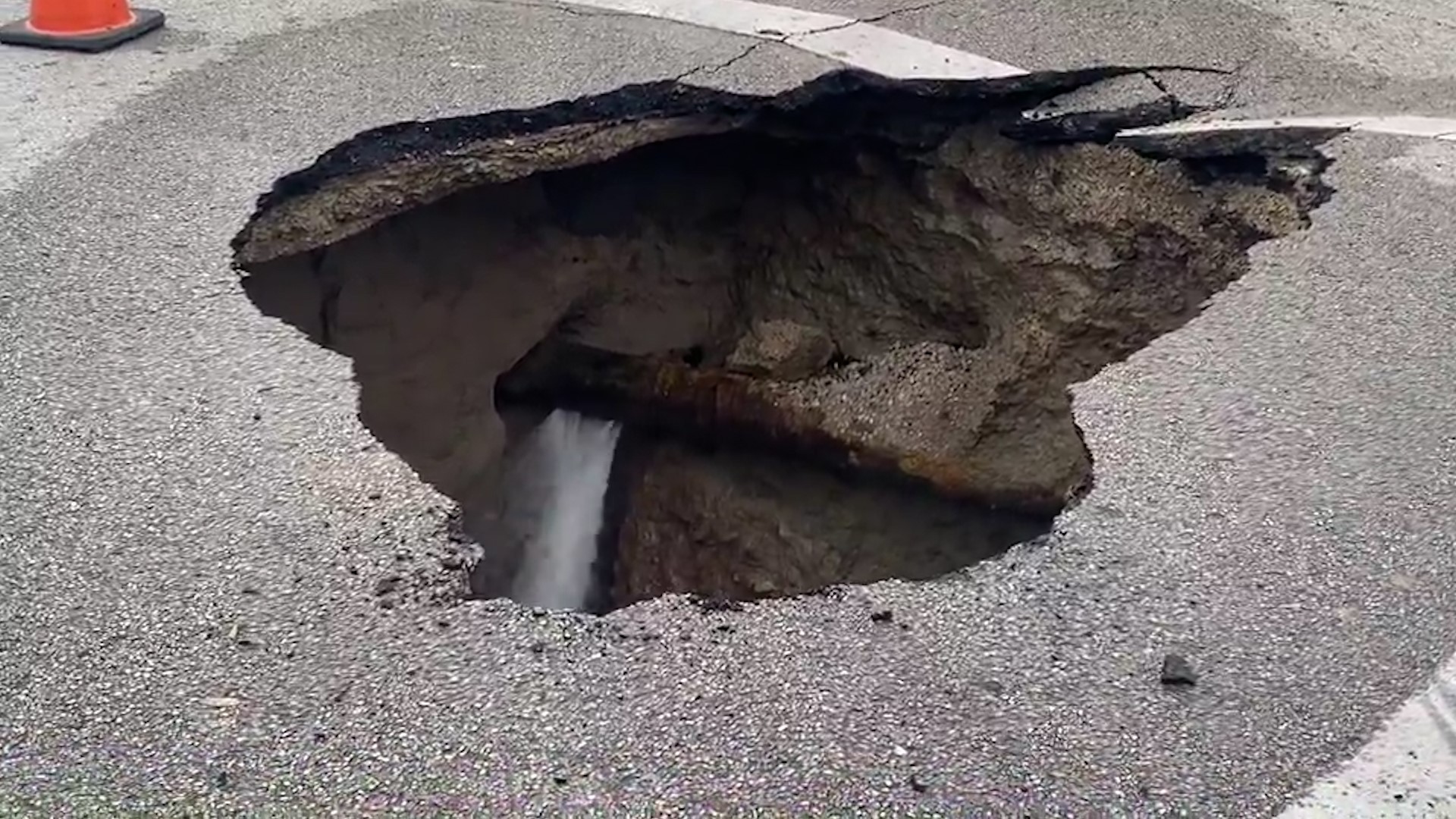 Water gushing from burst pipe in southeast Houston sinkhole | khou.com