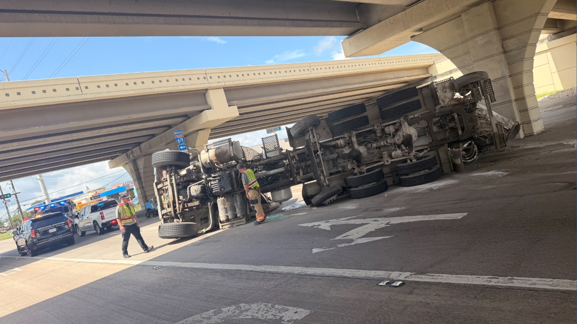 Major crash closes Highway 36 under US 59 in Rosenberg | khou.com