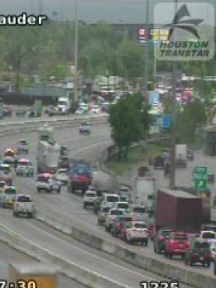 Jackknifed 18-wheeler, hazmat spill shuts down lanes on I-69 Eastex ...