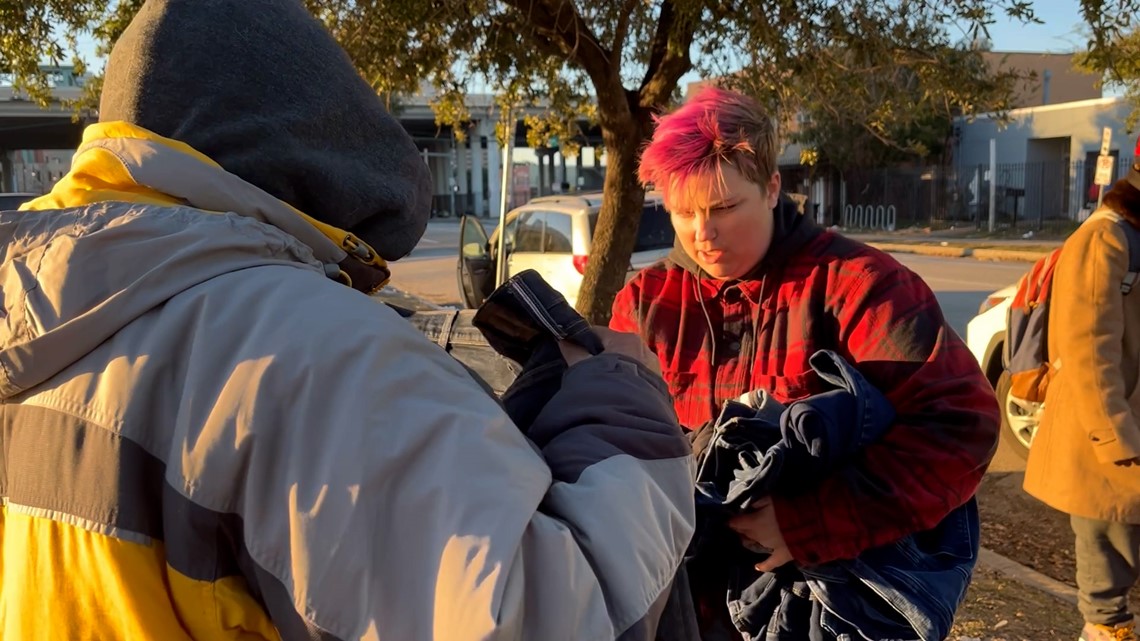 Pearland woman donates clothes, blankets to homeless in Houston | khou.com