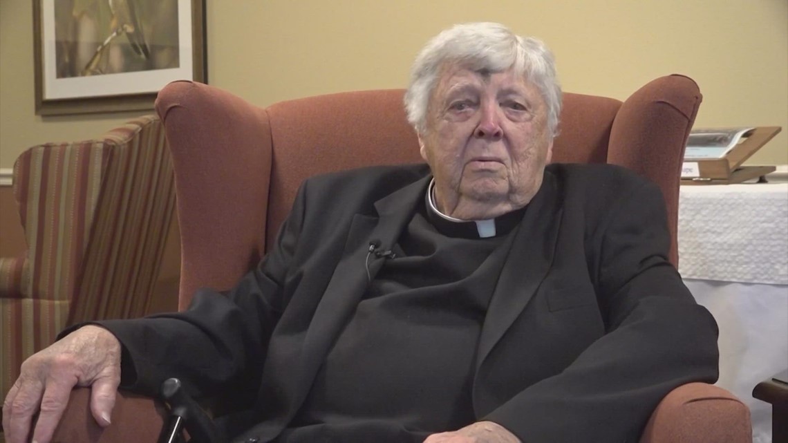 Ash Wednesday: Retired priest brings mass to Houston seniors | khou.com
