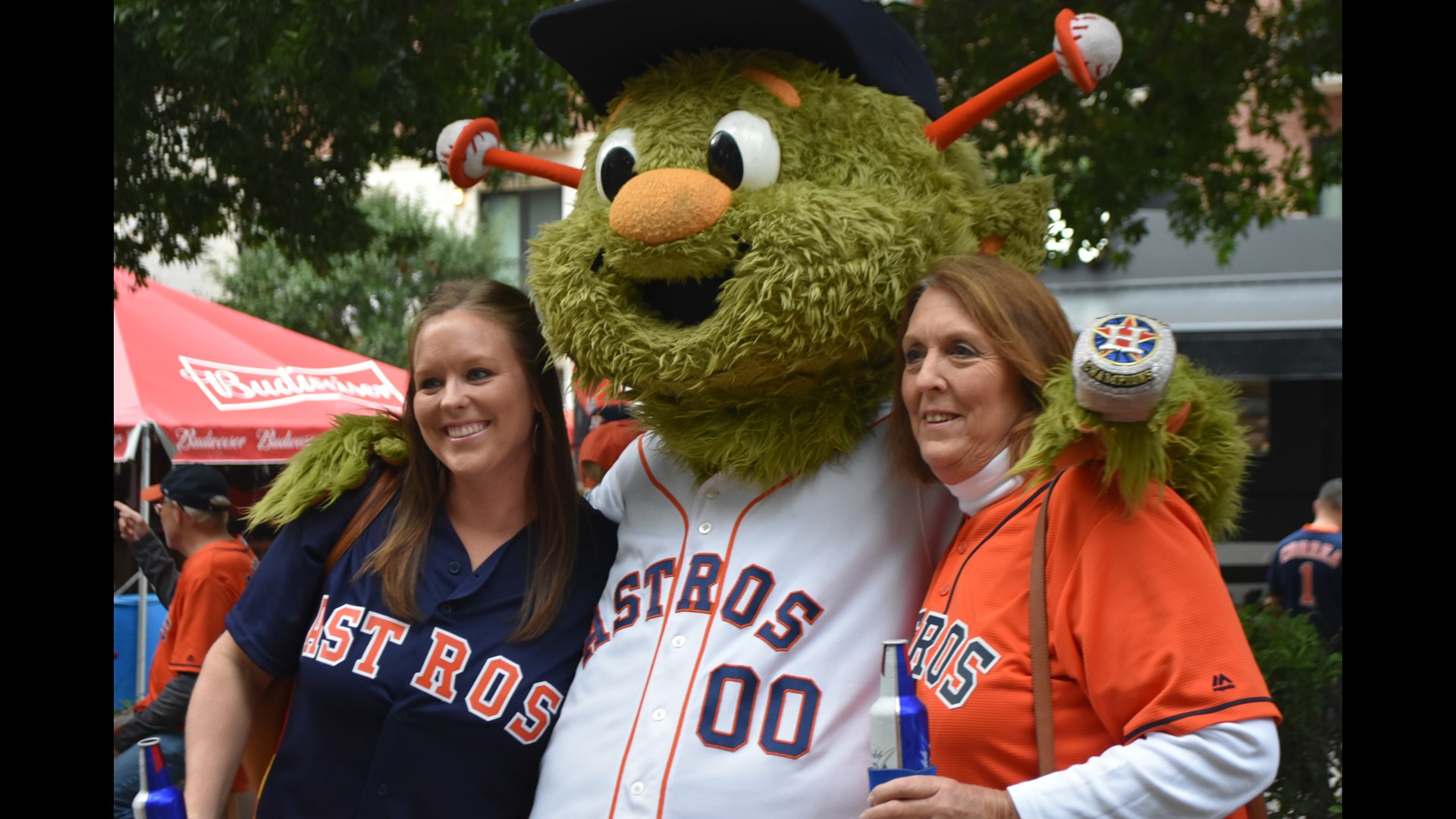Astros holiday cards: How you can pose with Orbit! | khou.com