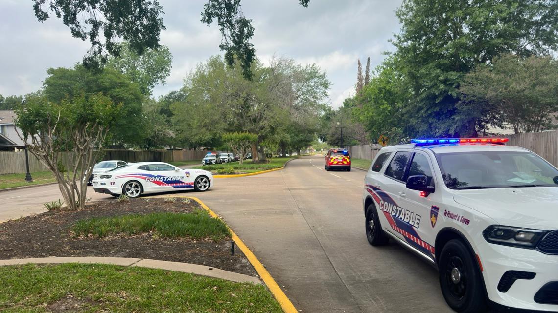 Person stabs 2 people, accidentally stabs self in NW Harris County road ...