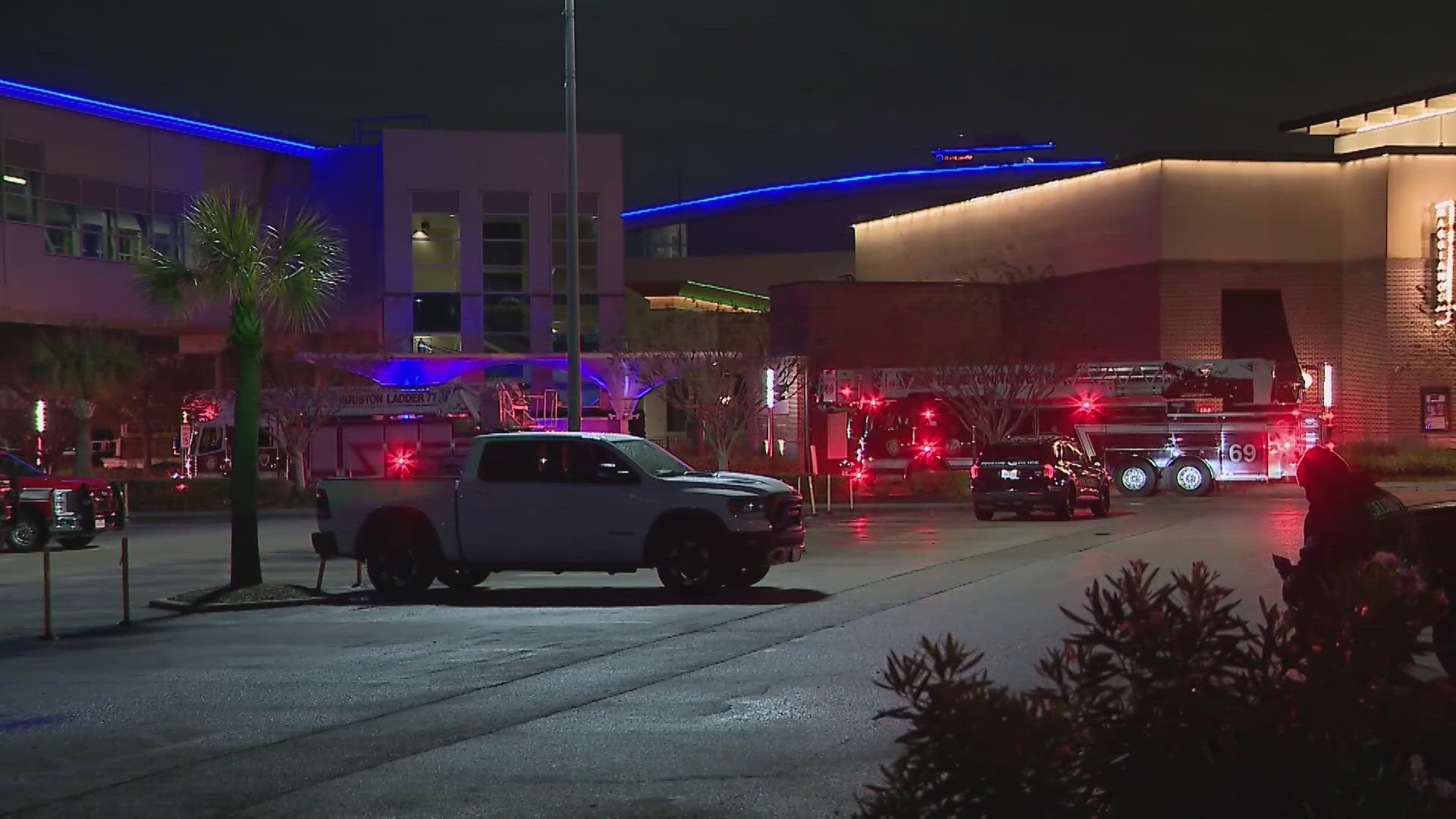 Memorial City Mall reopens after ammonia leak at ice rink prompted ...