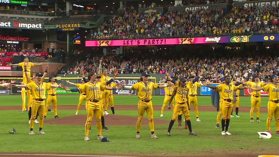 Savannah Bananas make MLB stadium debut at Minute Maid Park | khou.com