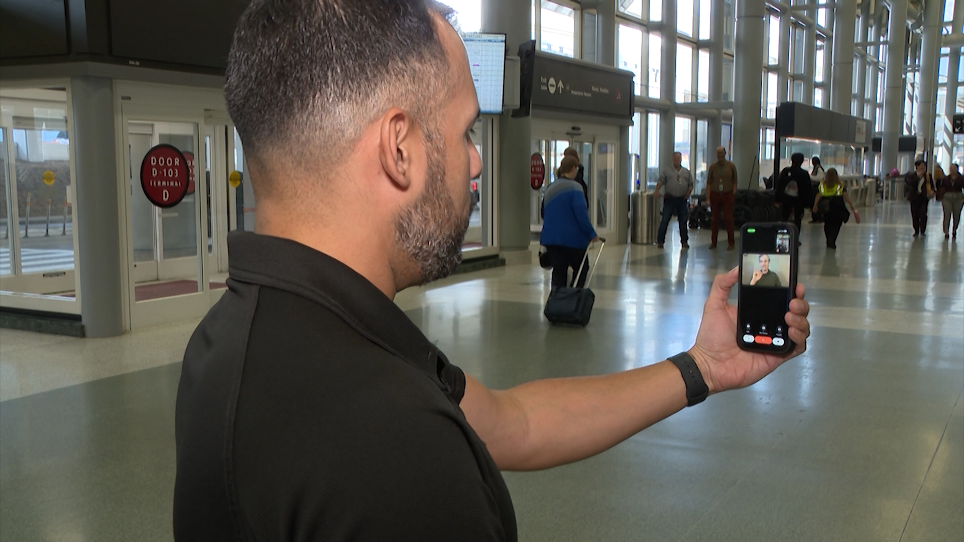 Houston airports debut free ASL interpreter app, first in Texas | khou.com