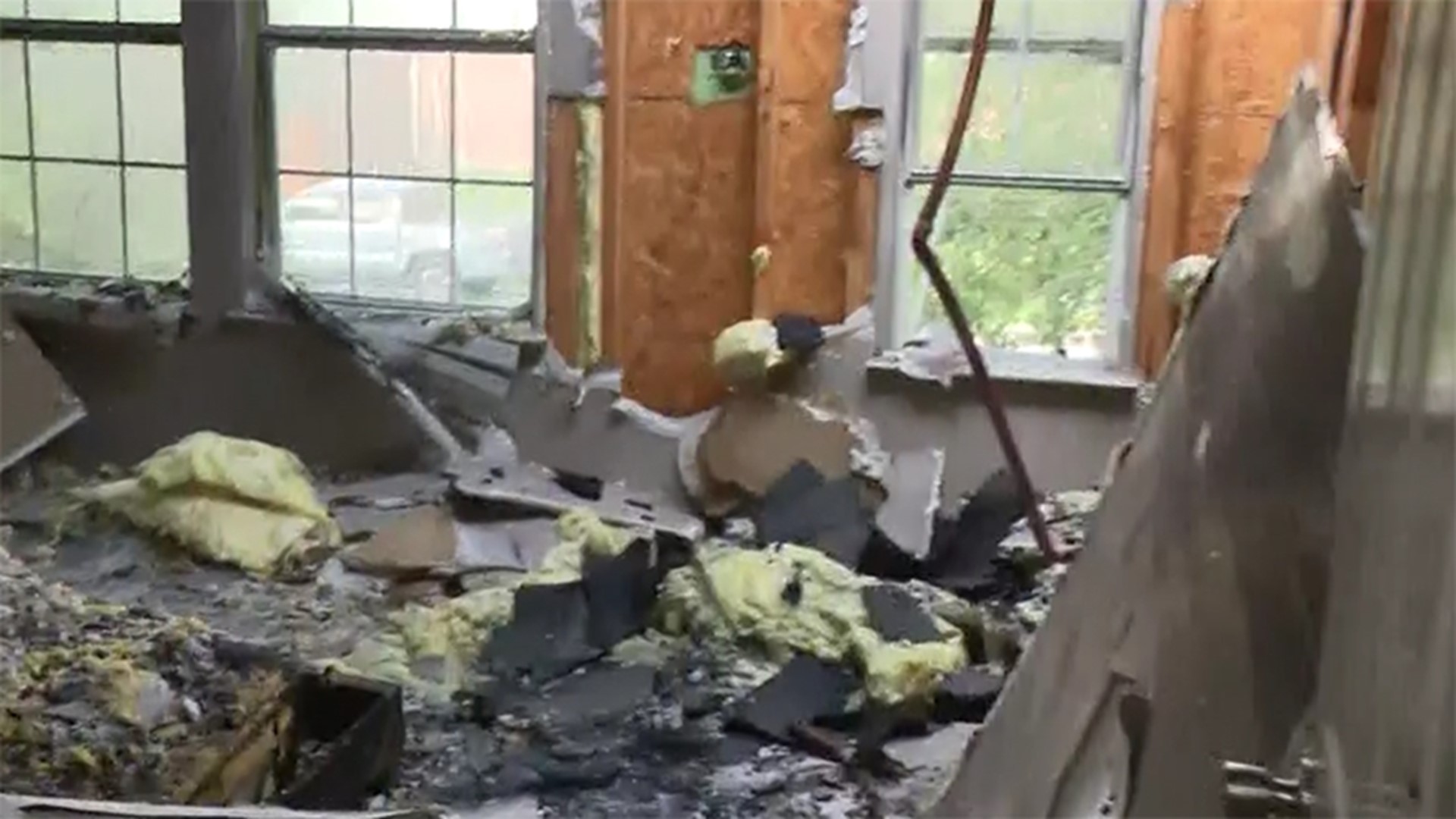 Sugar Land news: Family of 7 escapes fire caused by lightning | khou.com