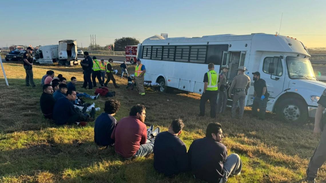 Detained immigrants injured in bus crash in Texas | khou.com