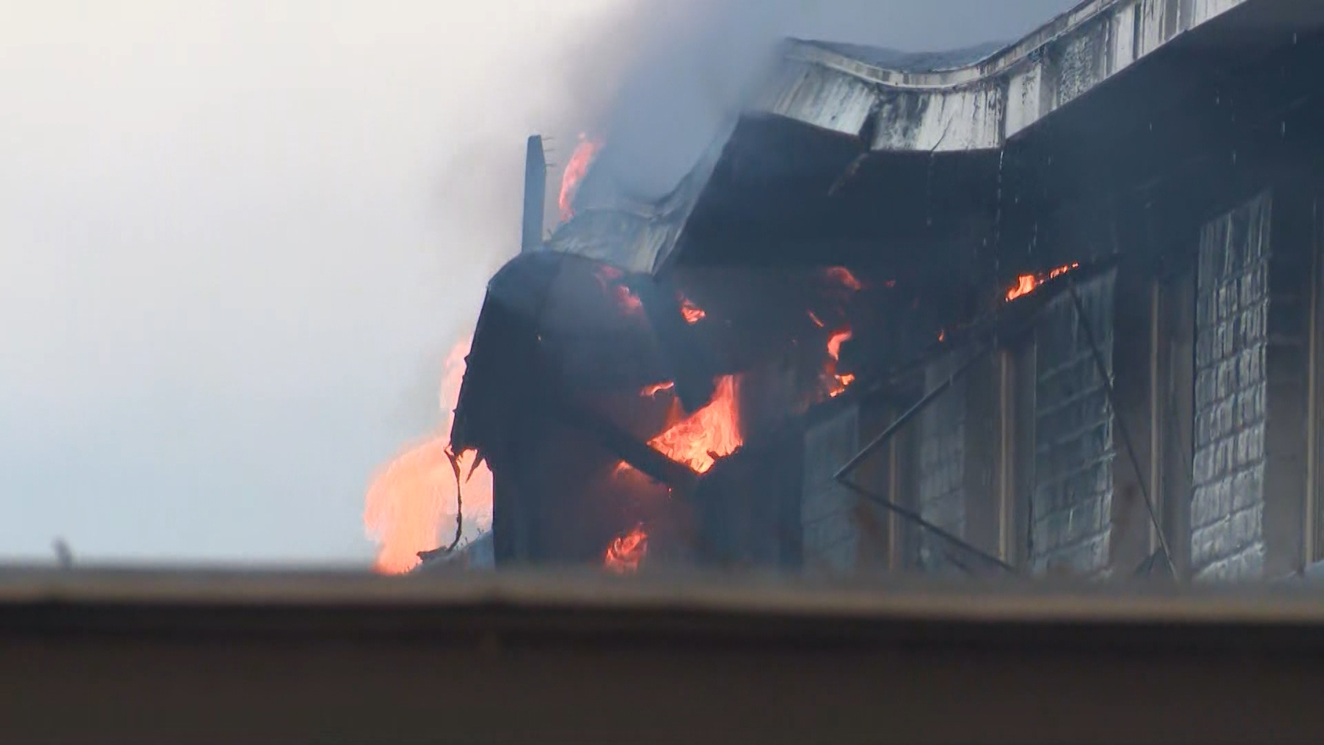 Breaking Houston news: Fire burning at apartment complex | khou.com