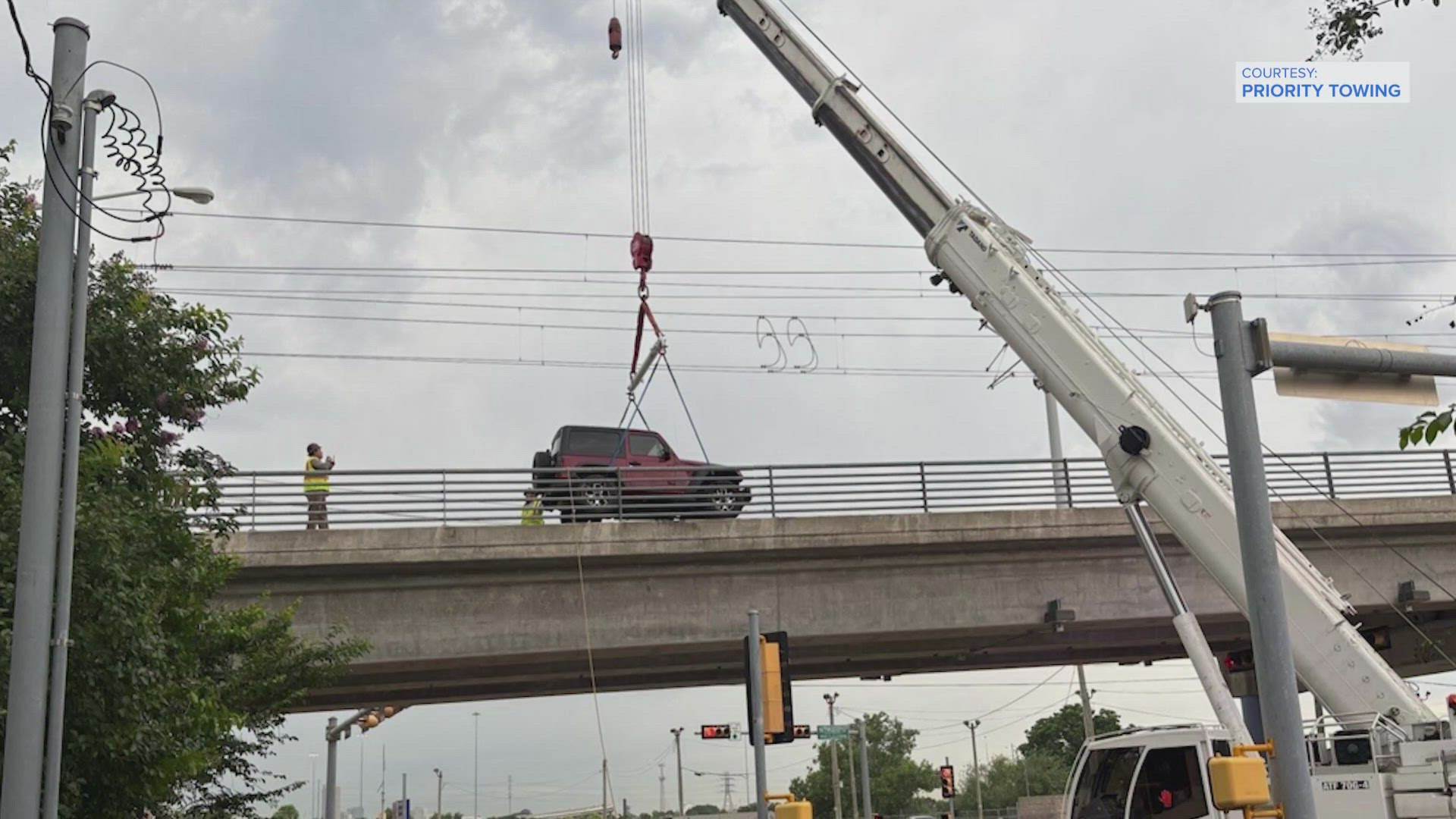 Jeep stuck on METRO tracks in downtown Houston | khou.com