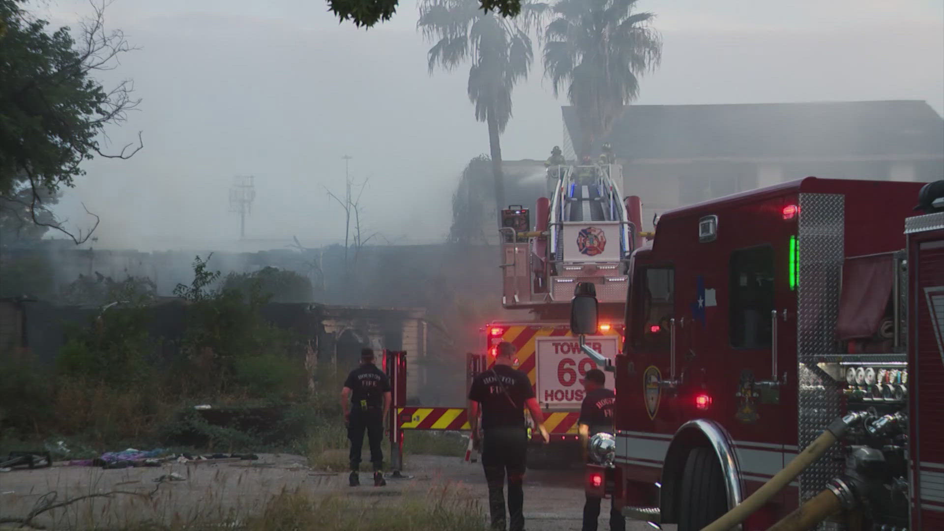 Abandoned Spring Branch apartment complex burns again amid demolition ...
