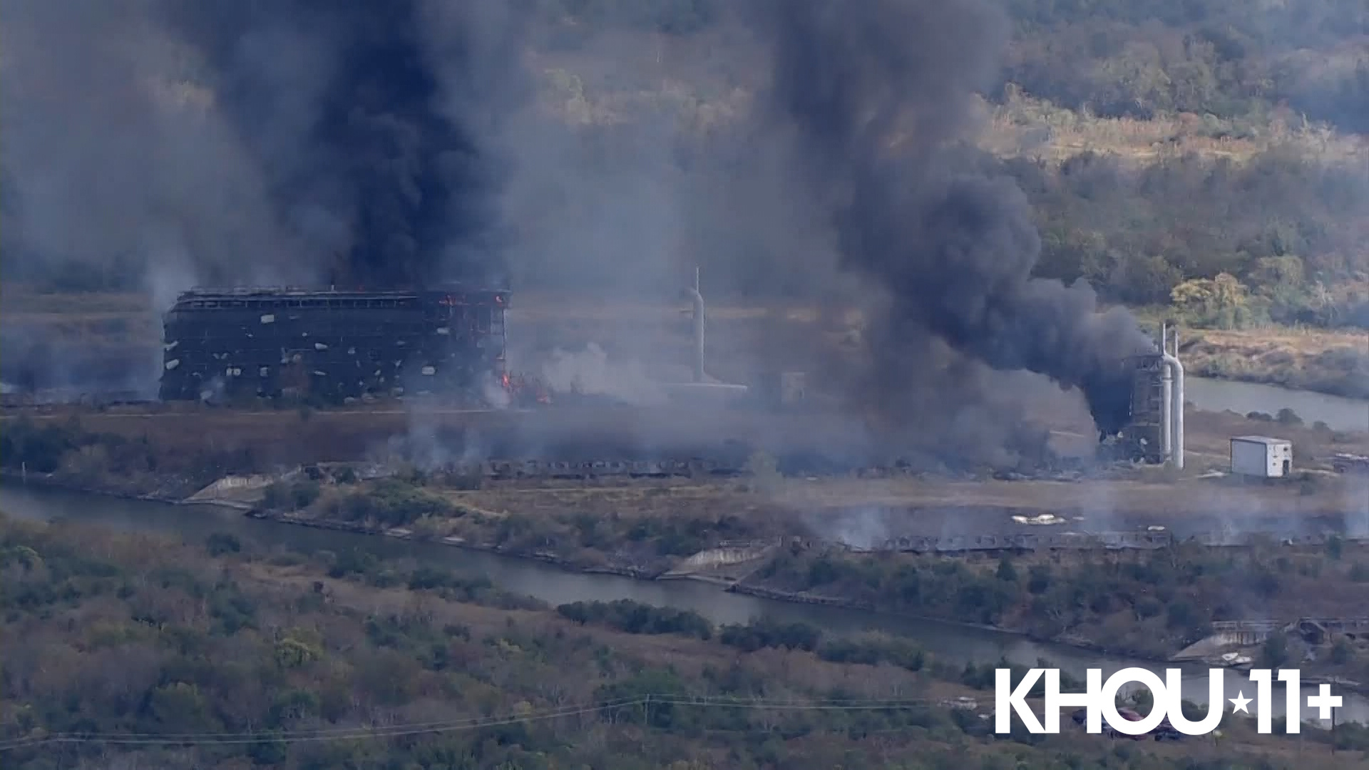 Air 11 captures moment structure collapses in massive fire at ...