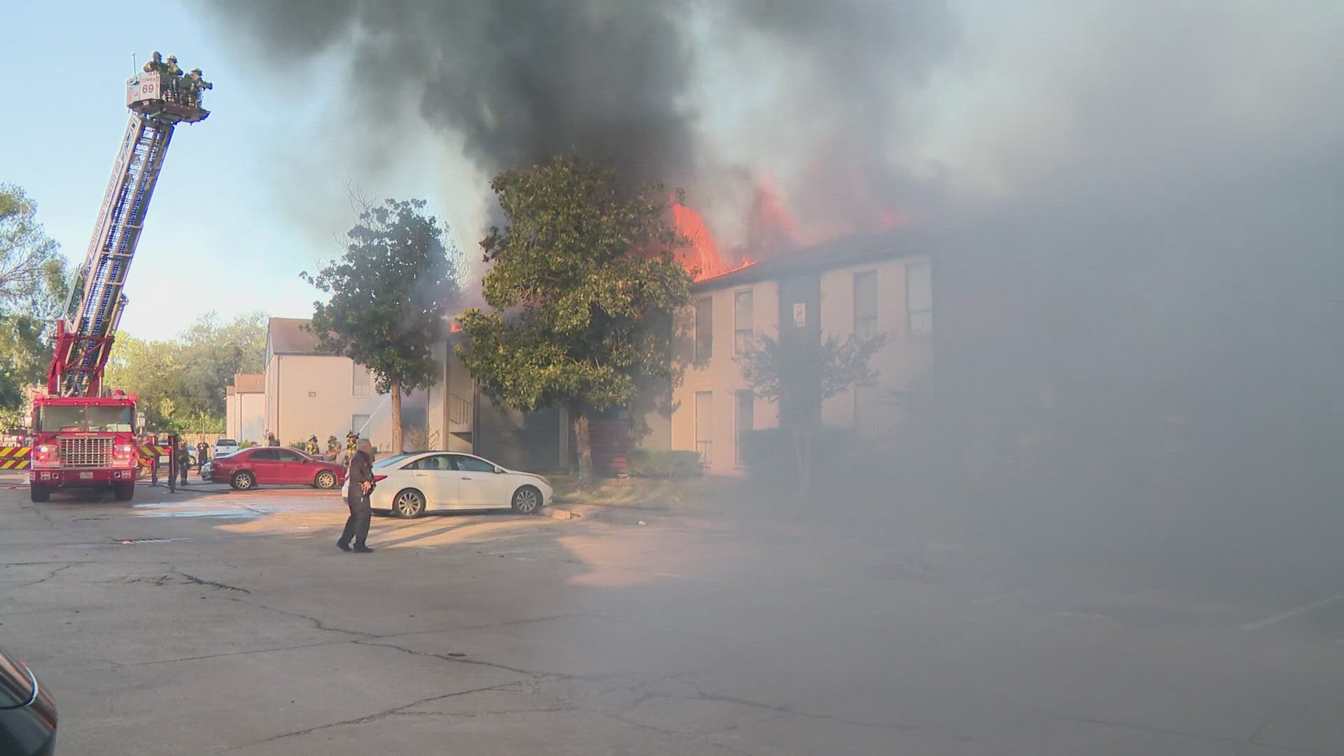 Residents jumped from 2nd story to escape west Houston apartment fire ...