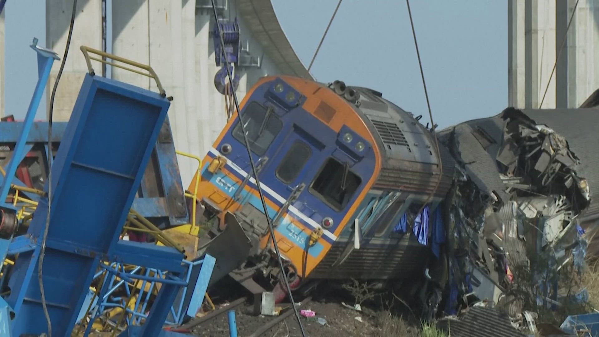 At least 29 dead after construction crane collapsed on passenger train ...