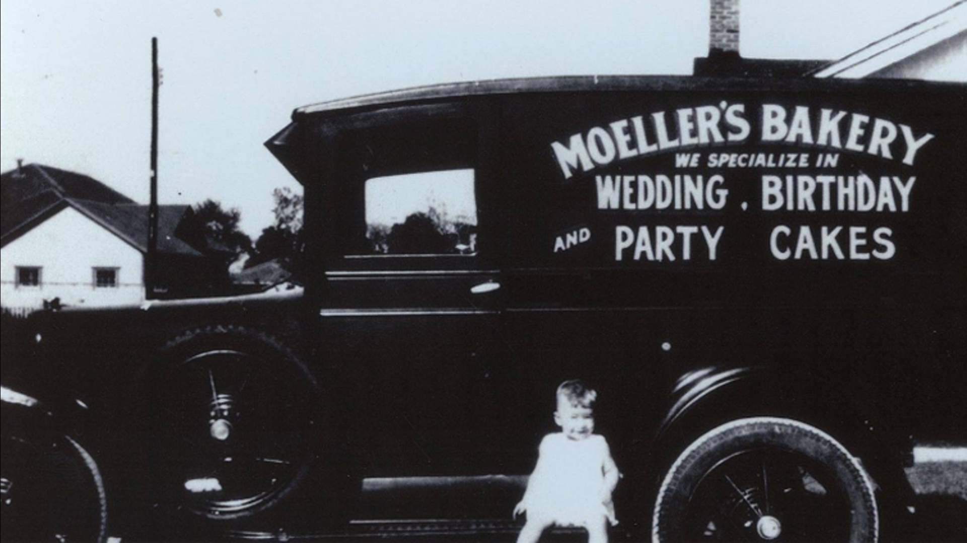 Thieves steal holiday window decor from Moeller's Bakery in Southside ...