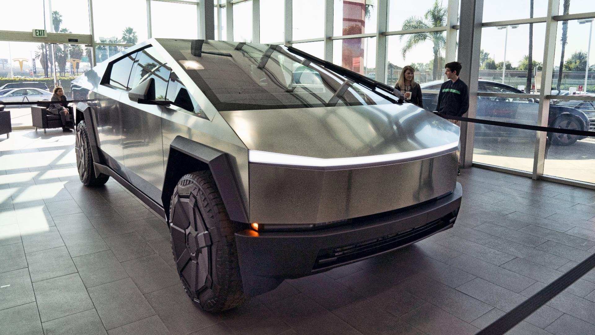 Cybertruck bursts into flames in deadly crash in Baytown, Texas | khou.com