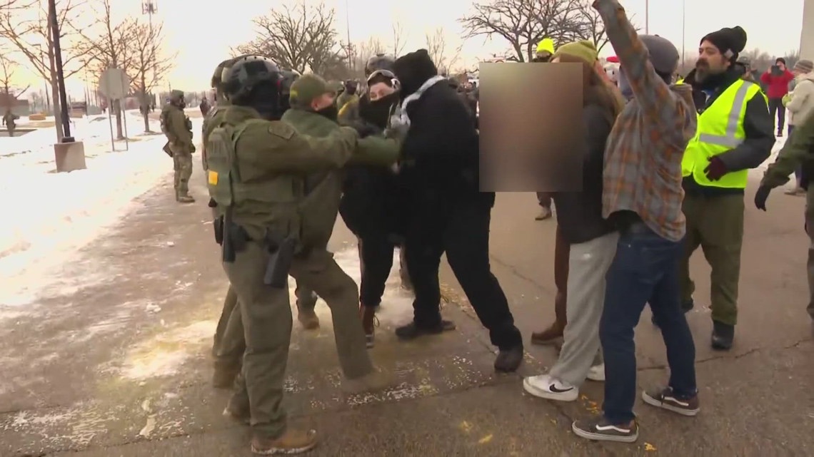 Federal agents clash with protesters in wake of deadly shooting in ...