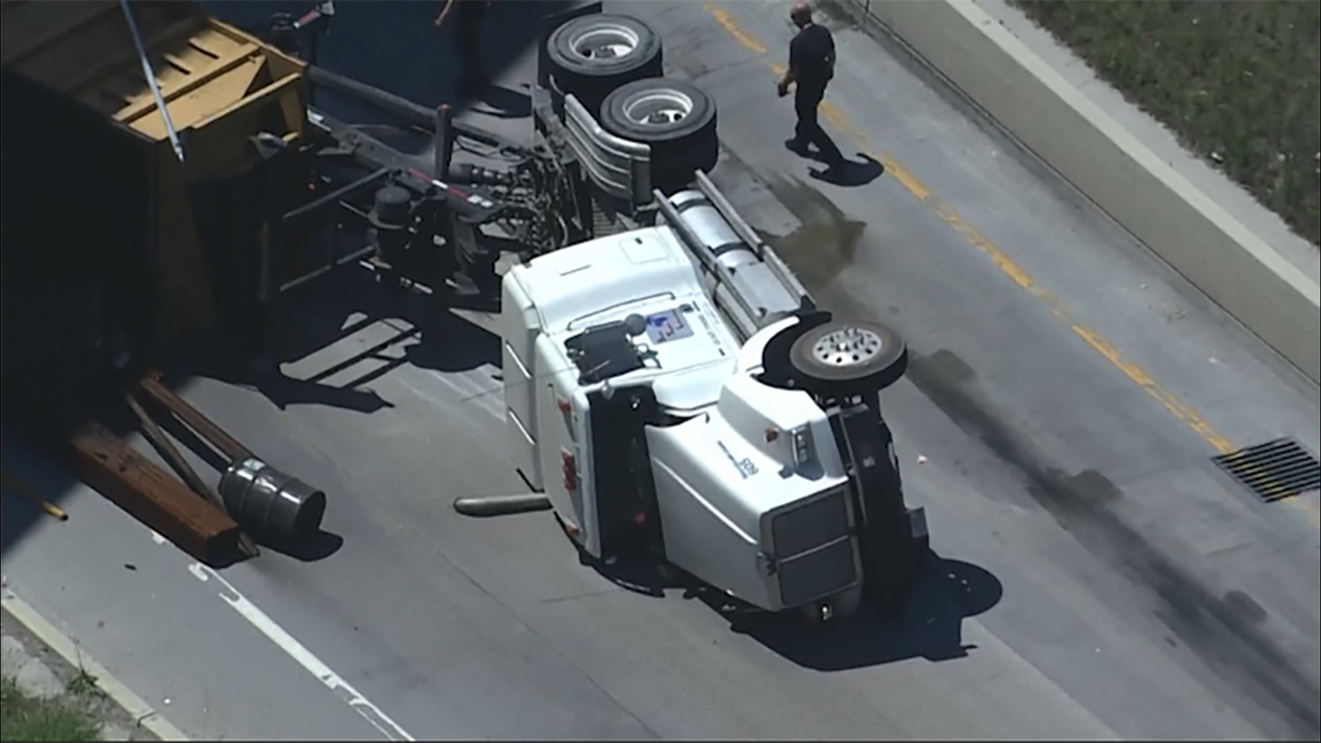 Raw Video Overturned 18 Wheeler Shuts Down 290 Exit Ramp To North Loop
