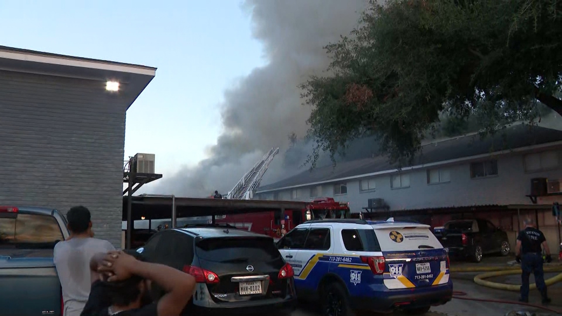 Breaking Houston news: Fire burning at apartment complex | khou.com