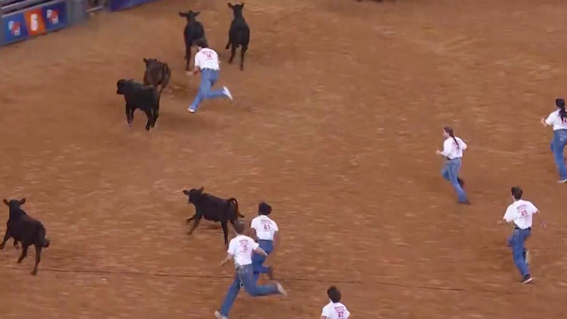 Teens chase calves in thrilling RodeoHouston event | khou.com