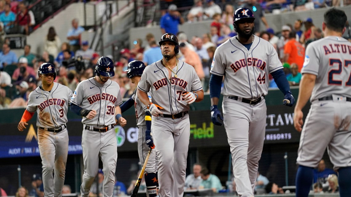 Biracial singer forges his own path in country music | khou.com