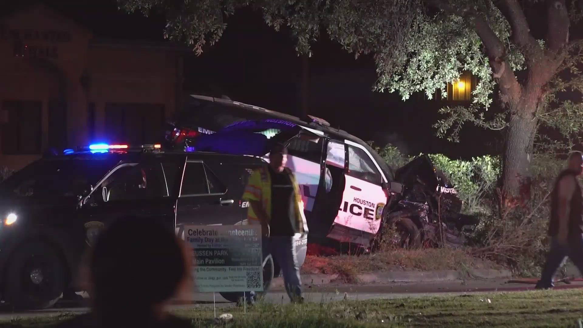 Houston police officers hurt in fiery crash while responding to call ...