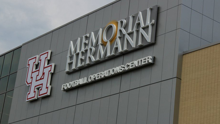 UH unveils new $130 million Memorial Hermann Football Operations Center ...