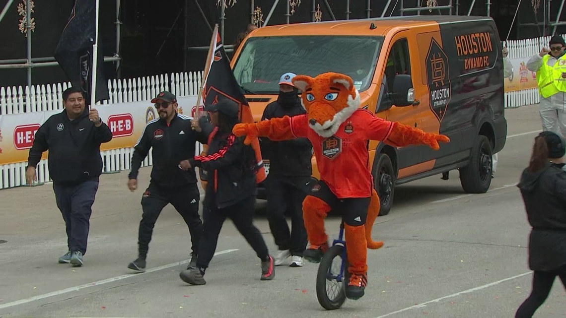 Dynamo Dash hits the H-E-B Thanksgiving day parade | khou.com