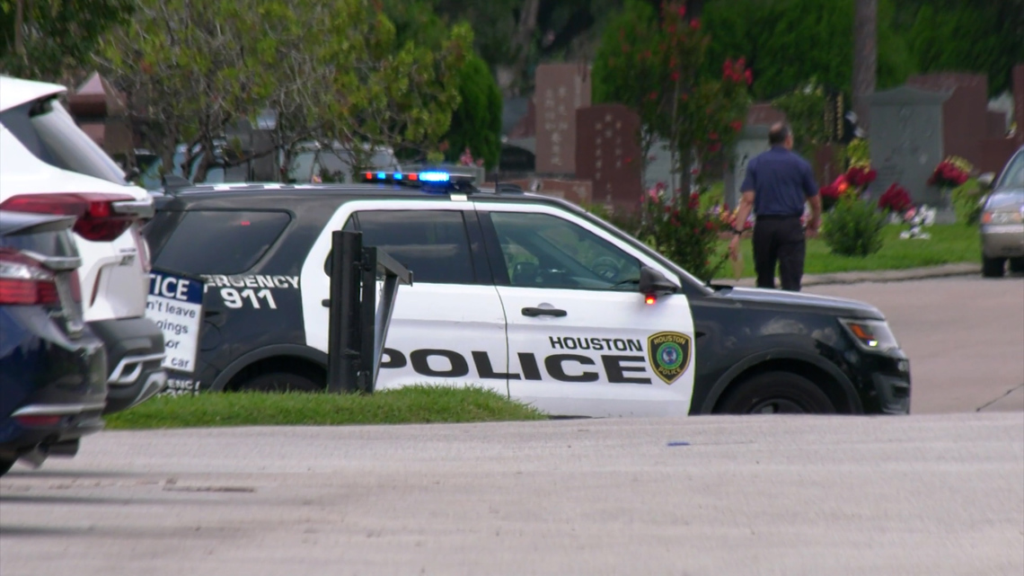 Houston police: Officers shoot suspect in west Houston cemetery | khou.com