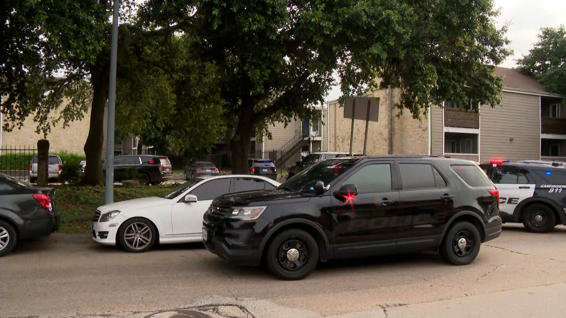 Houston police shooting: Suspect ran from officers, jumped fences ...