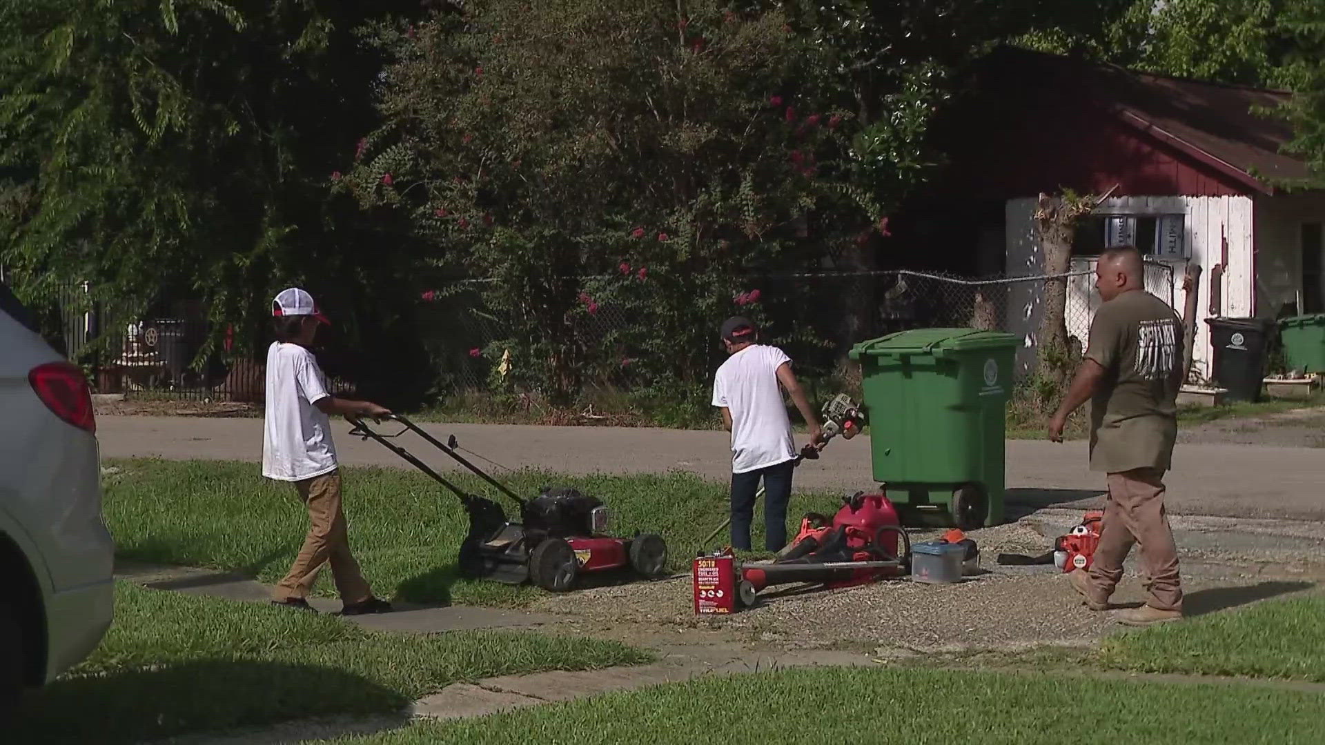 Houston brothers mow lawns for free in community outreach | khou.com