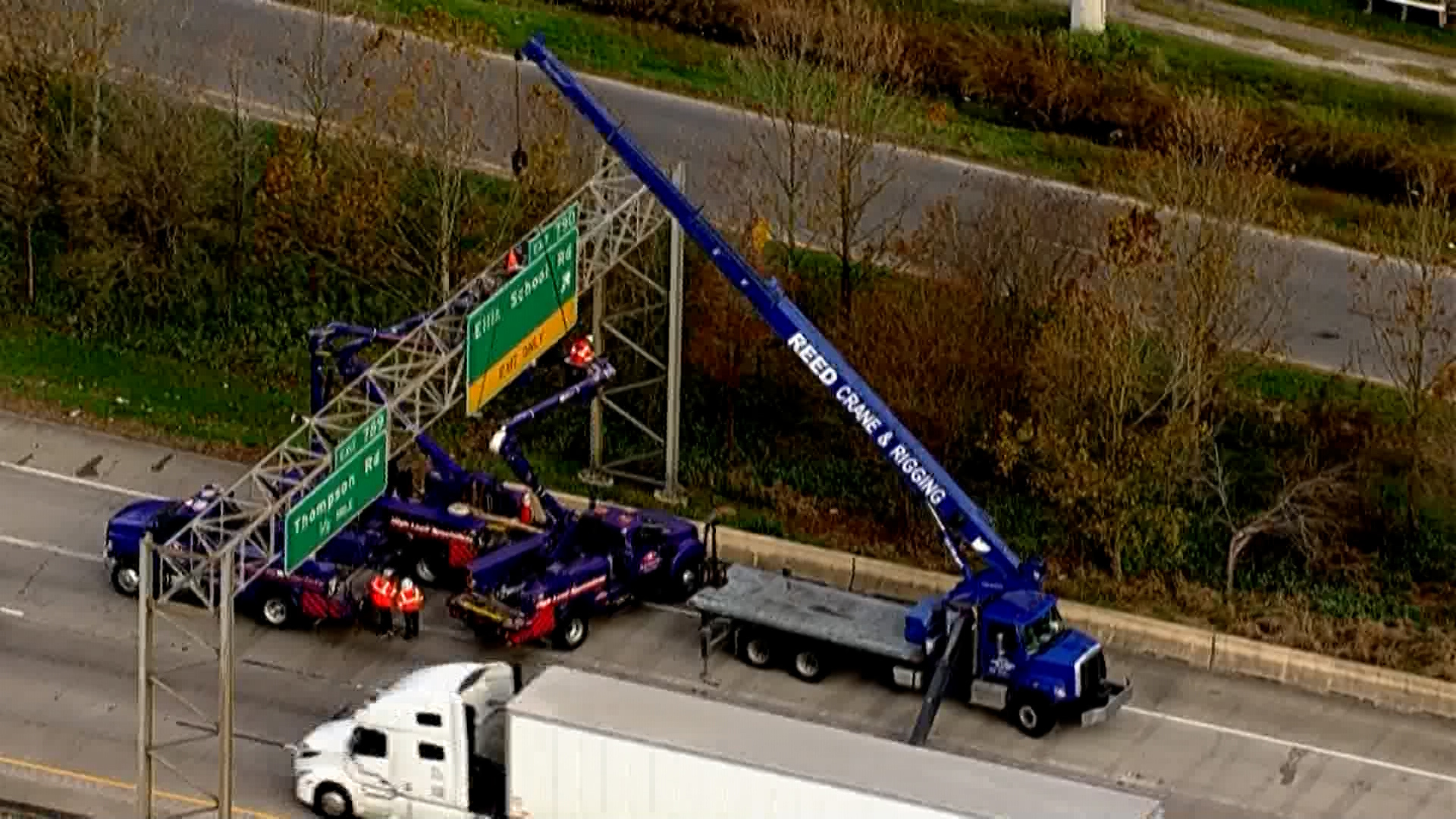 Truck with tall load gets stuck on I-10, crews lift freeway sign to let ...