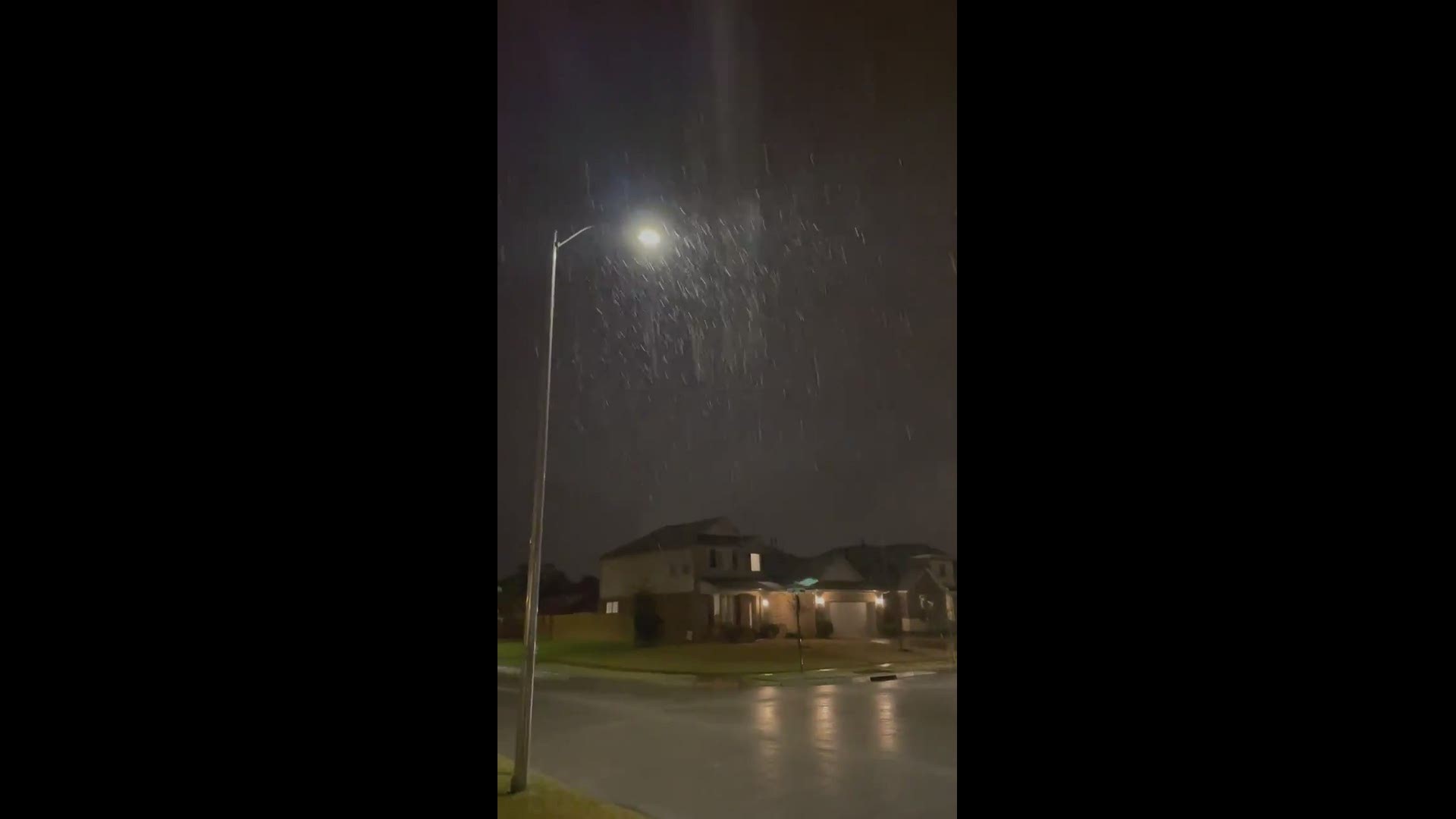 Snow coming down in The Woodlands | khou.com
