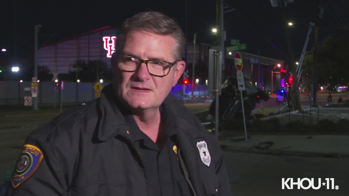 Passenger killed in wrong-way rollover crash near UH, HPD says | khou.com