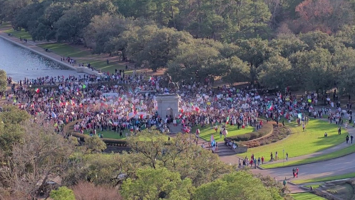 Crowd rallies at Hermann Park for immigrants' rights | khou.com