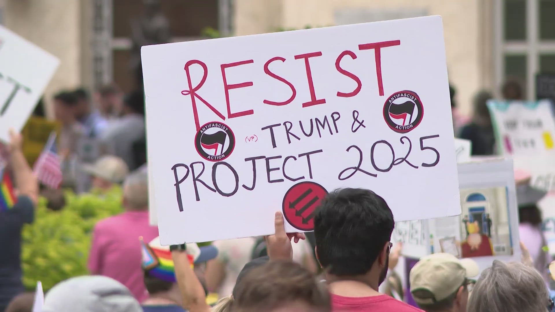 Over 1,000 protest Trump's policies outside Houston City Hall | khou.com