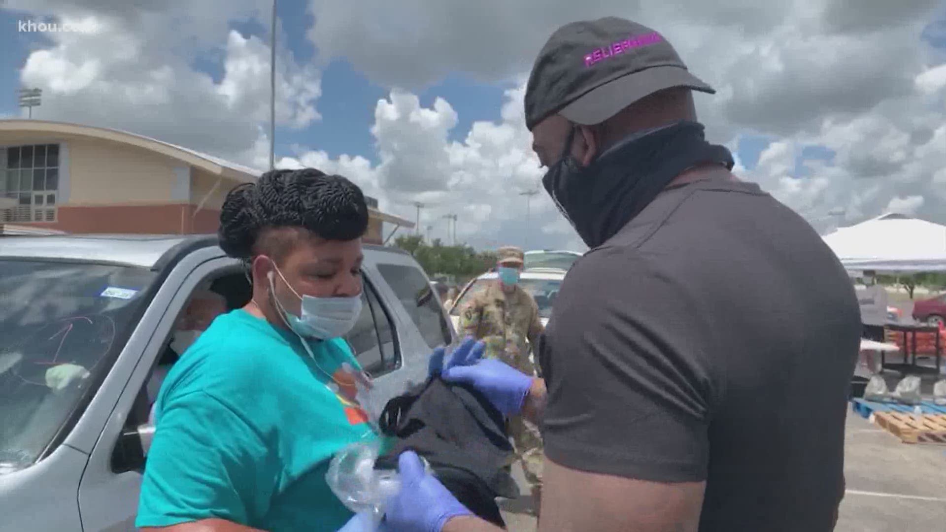Trae Tha Truth hands out thousands of free masks across Houston area ...
