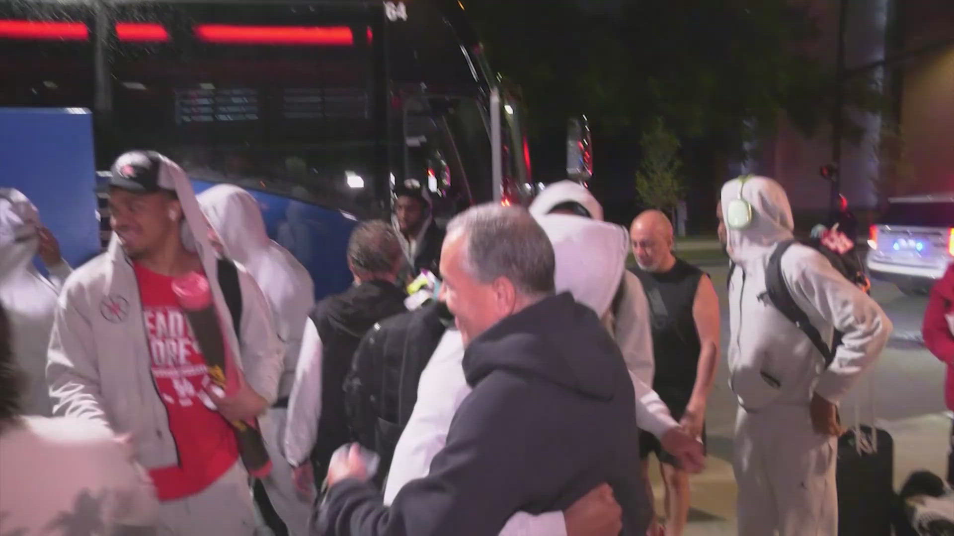 UH Cougars fans welcome team home after earning Final Four berth | khou.com