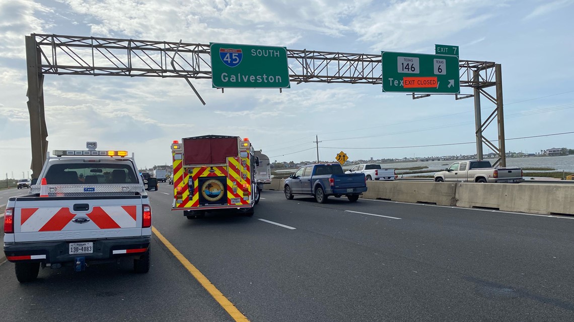 Truck strikes overhead bridge sign on Gulf Freeway | khou.com