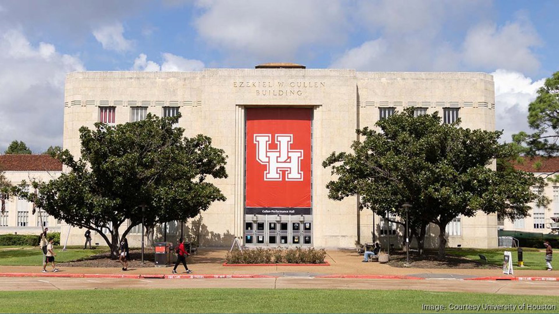 Armed robbery reported near student housing on UH campus | khou.com
