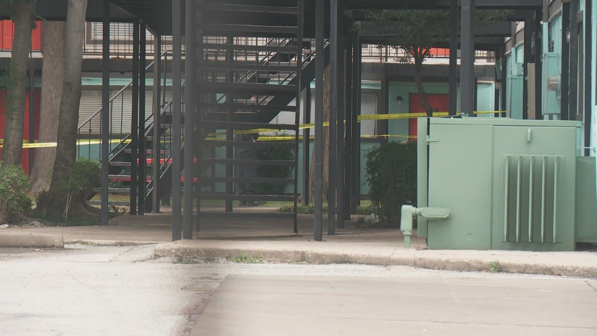 Security guard shot, alleged squatter killed at apartment complex near ...