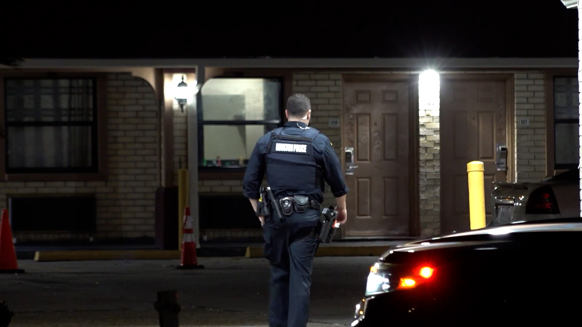 3 hurt in shootout outside motel on Tidwell, Houston police say | khou.com