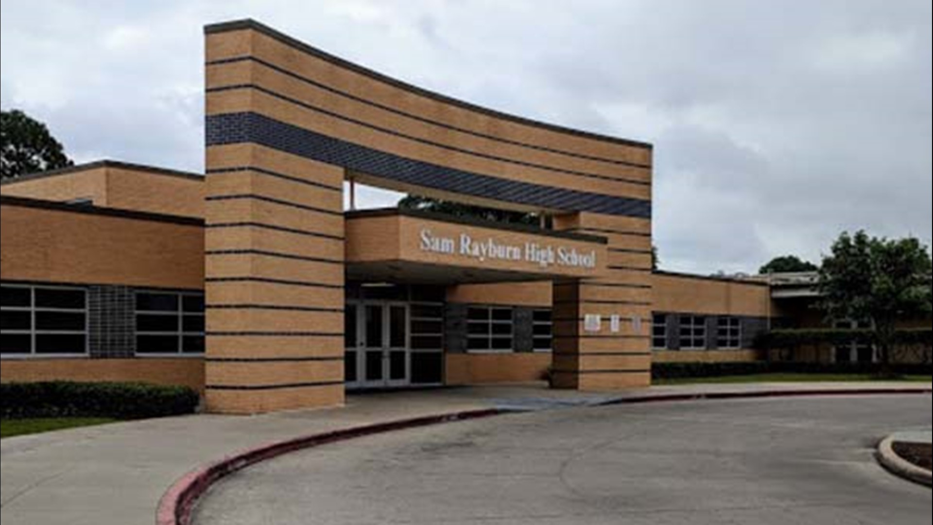 Student robbed on campus of Sam Rayburn High School | khou.com